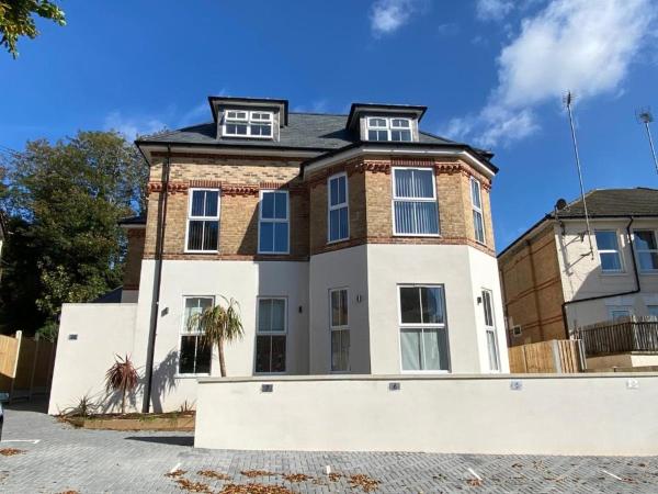 Bright, Vibrant New 1 Bedroom Town Centre Parking - Mudeford