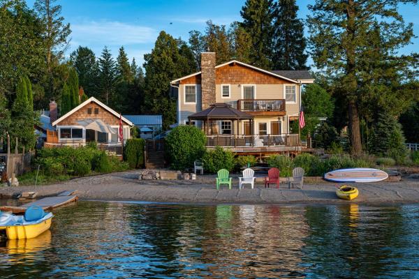 Charming Lakefront Cabin W/ Deck & Fire Pit! - Washington