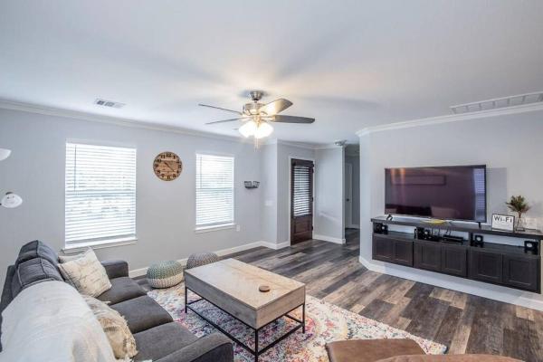 Newly Minted Bungalow, Near Austin - Elgin, TX