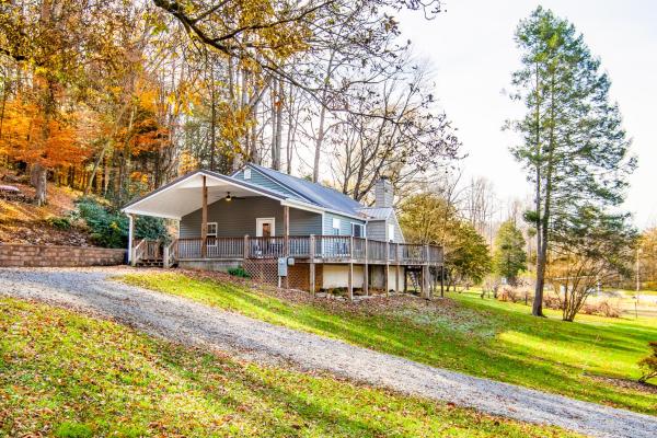 Evergreen Getaway Fire Pit And Wood Fireplace - Townsend, TN
