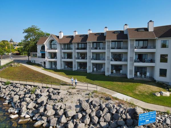 105 Edgewater Inn - Charlevoix, MI