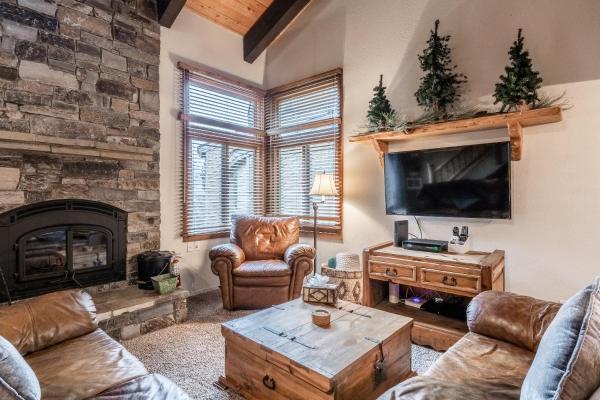 Mammoth Creek Townhome # 40 Updated 2 Bedrooms And Loft 2 And Half Bath Steps To Free Town Shuttle Stop - Mammoth Lakes, CA