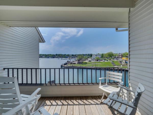 357 Edgewater Inn - Charlevoix