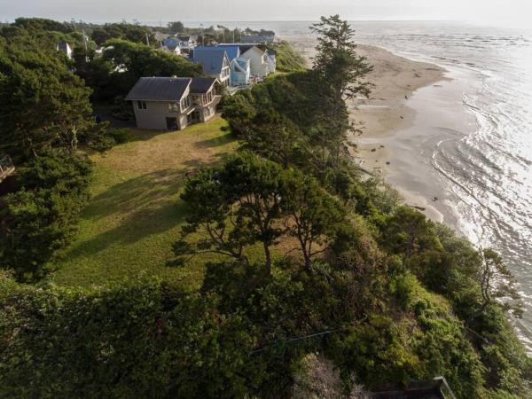 Panoramic Promontory: Bay View Beach House - Waldport, OR