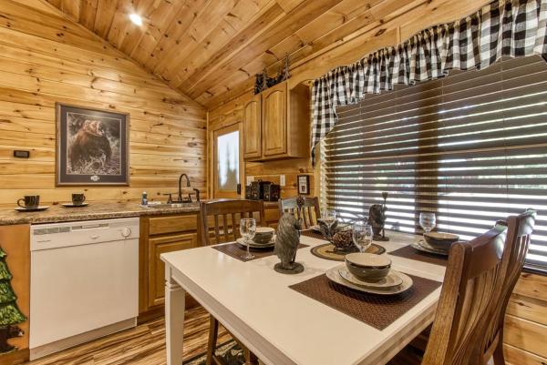 Bear Hugs, Free Tickets, Hot Tub, Wifi!!! - Sevierville, TN