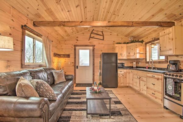 Serene Views Quiet Farmhouse Cabin In Wisconsin! - ウィスコンシン州