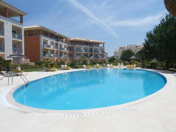 Luxurious First Floor Apartment With Balconies Overlooking Pool And Gardens. - Albufeira