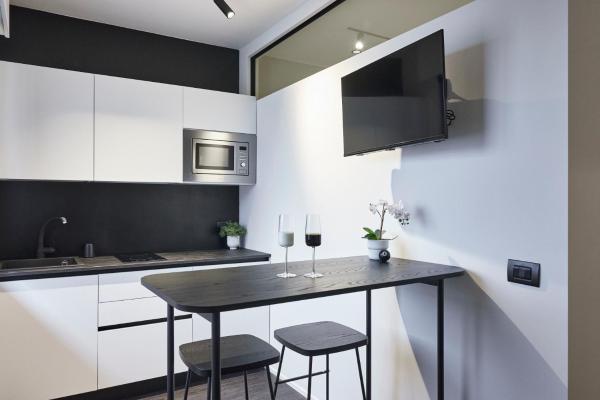 After8-black&white - Lido