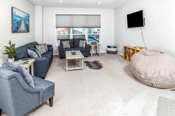 Midtown Anchorage Basecamp Condo B - Anchorage, AK