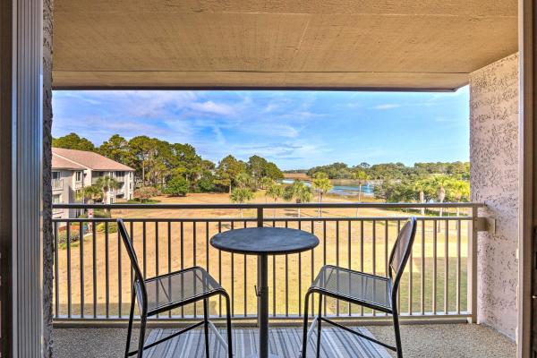 Coastal Sea Pines Escape Walk To Beach! - Crystal Lake, Bluffton