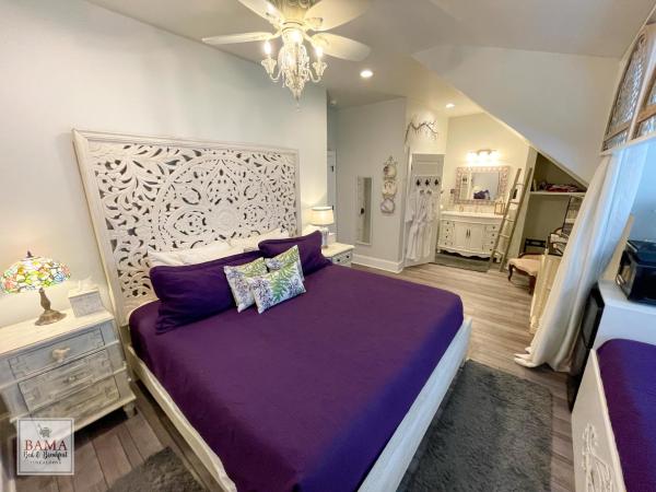 Bama Bed And Breakfast - Wisteria Suite - Tuscaloosa, AL