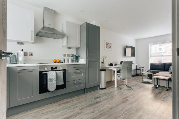 Central 2 Double Bedroom Flat With Parking - Ringwood