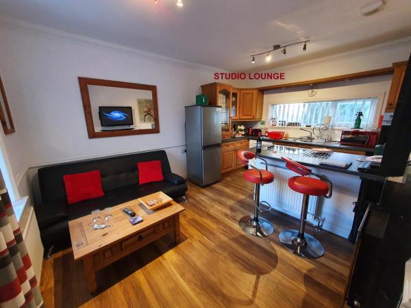 F1 Maison 108 - Holiday Home - Full Kitchen - Street Free Parking, Netflix - 68mbps Bt Wifi - Dvd's - Welcome Tray - By Corner From Gavin N Stacey Film House - Wales