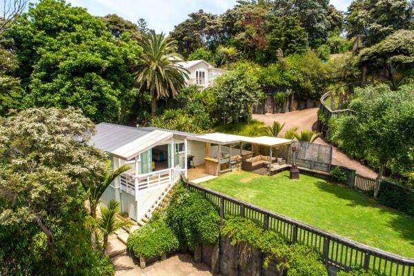 ‘Bach 22’ Palm Beach - Waiheke Island