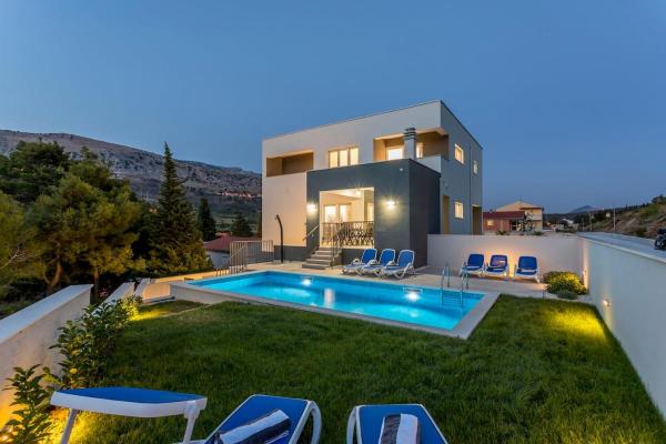 Luxe Villa With Pool, Jacuzzi, And Sauna - Podstrana