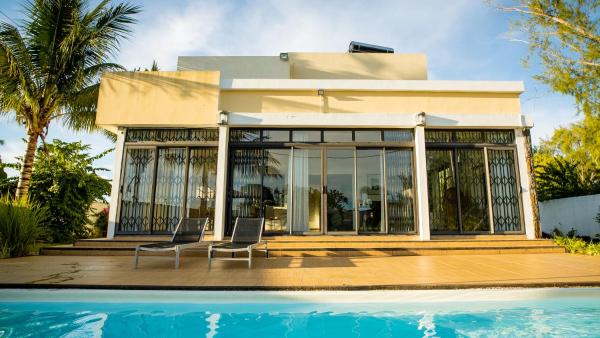 Villa Angelou - Sunlit Beach Getaway With Pool And Wifi - Mauritius