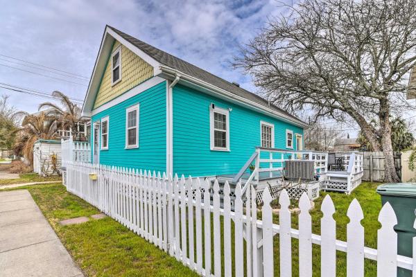 Galveston ‘Blue Bungalow’ - Walk To Beach! - Texas City, TX