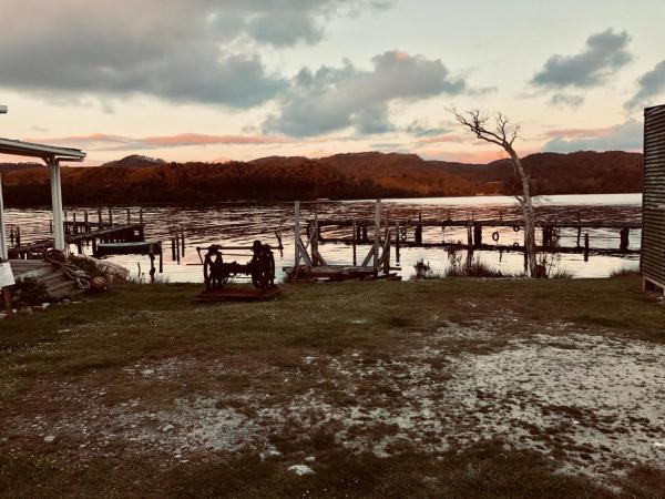 The Artist’s Cottage – A Waterfront Hideaway - Strahan