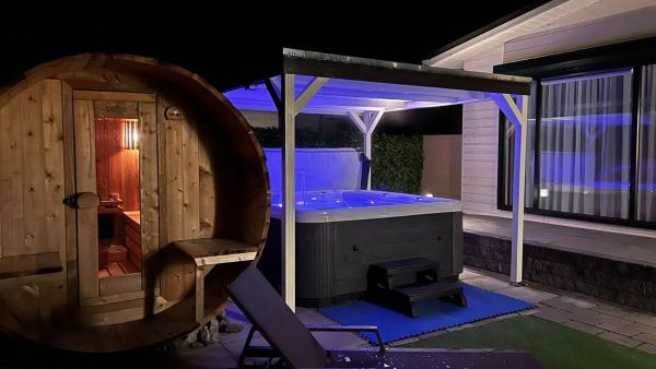 Chalet Buutengeweun, Met Luxe Jacuzzi En Tonsauna - Bruinisse