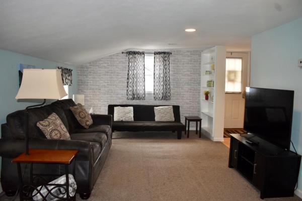 Cozy 2nd Story Flat Near Downtown - Michigan