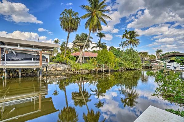 Pool Access & Beach Gear! Canalfront Naples Home - Naples, FL
