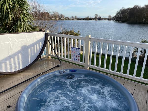 Tattershall Lakes Mini Breaks - Fishing Lake - Woodhall Spa