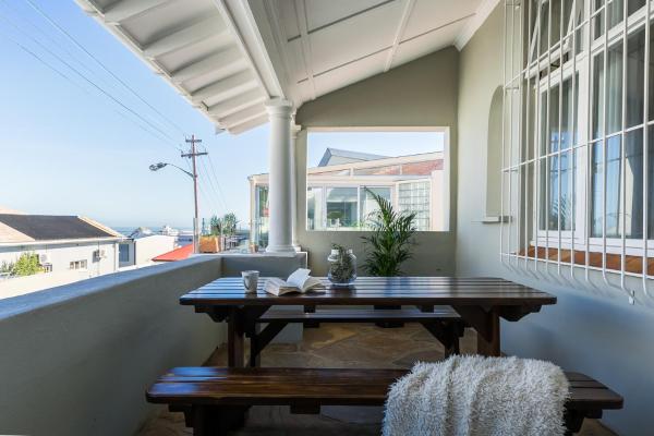 Entire 5 Bedroom 5 Bathroom Sea Point Villa With Secure Parking - Camps Bay