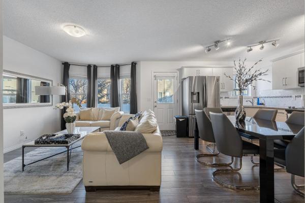 Modern House With Private Backyard & Fireplace - Calgary