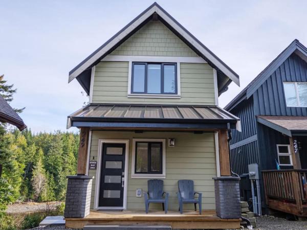 Storm Bay, Family Home With Hot Tub And Inlet View - Ucluelet