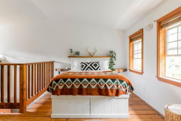 Fern Gully, Coastal Bohemian Loft At Beach - Ucluelet
