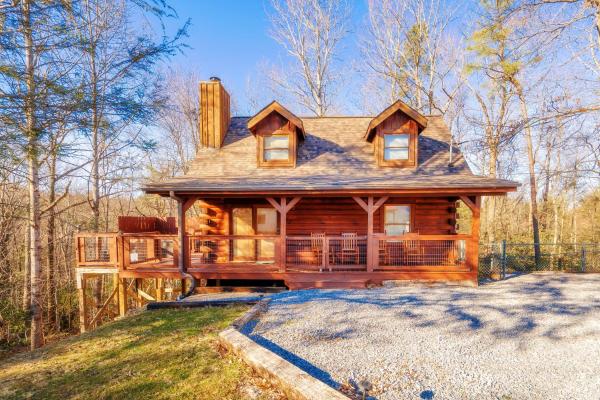 Yogis Lair, Hot Tub, Foosball, Wifi, 560 Free Tickets Each Paid Day - Gatlinburg, TN