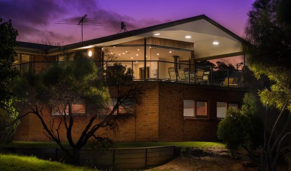 Baudin House: Beachfront Holiday Accommodation - Penneshaw
