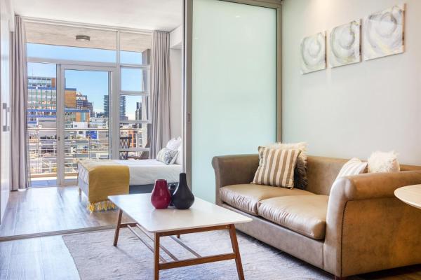 Backup-powered Trendy City Balcony Apartment - Camps Bay
