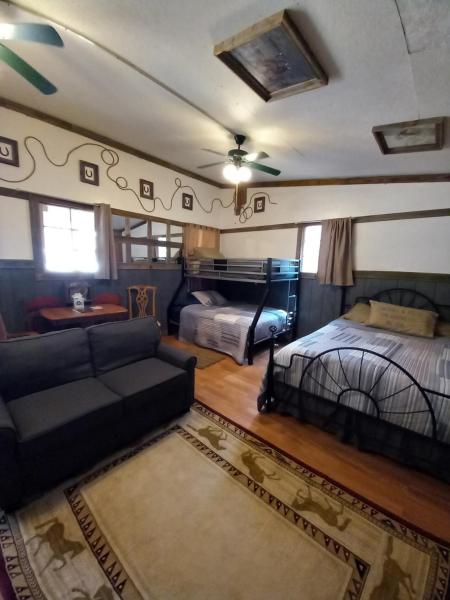 Acorn Hideaways Canton Old West Bunkhouse For 9 - Trail's End Corral - Canton, TX