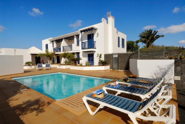 Immaculate 2-bed Apartment No 5 In Playa Blanca - Lanzarote