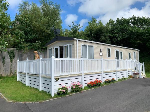 Mollys Retreat Pet Friendly Three Bed Caravan With Small Garden Newquay Bay Resort Quieter Area Of Park - Newquay
