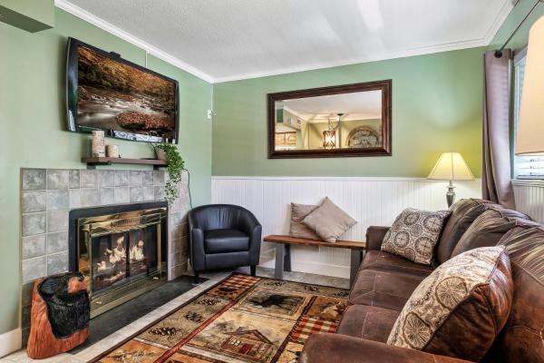 Lovely Condo W/ Indoor Pool *Only Steps To Parkway - Tennessee