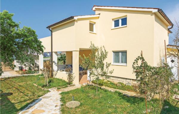 Two-bedroom Apartment In Fazana - Pula