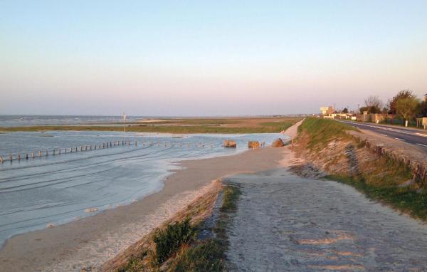 Gorgeous Apartment In Vildé-la-marine - Hirel