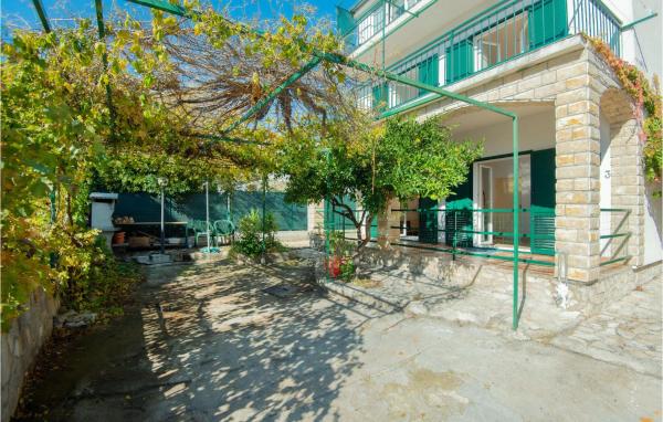 3 Bedroom Lovely Apartment In Brodarica - Šibenik