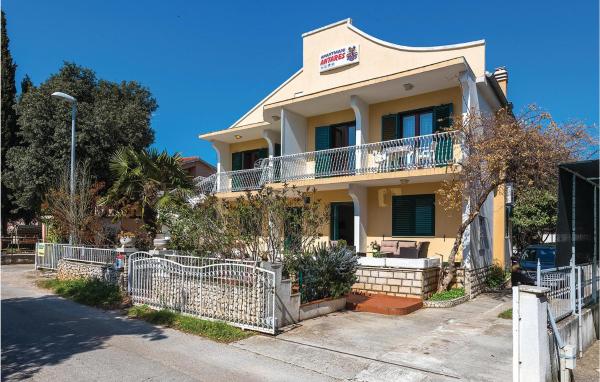 Two-bedroom Apartment In Rogoznica - Rogoznica