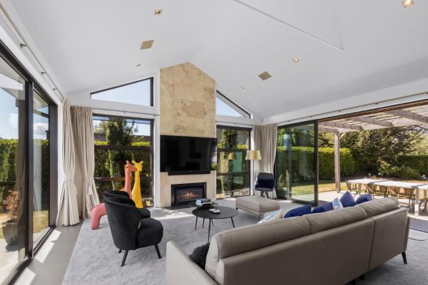 Fabulous And Functional Family Home On Jackby - The Remarkables Ski Area