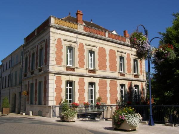 Beautiful Large Stylish Villa Centrally Located In Pons - Charente-Maritime