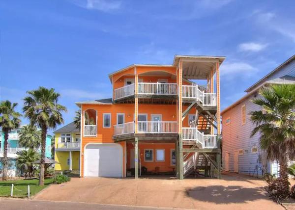 7 Bedroom Home Steps To The Beach With 4 Patios And Pool! Sleeps 20 - Port Aransas, TX