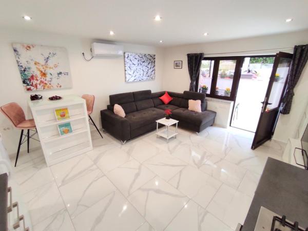 Apartman Dino With Heated Pool - Njivice