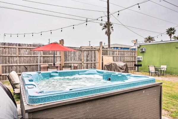Walkable Galveston Apartment With Hot Tub Access - Moody Gardens, Galveston