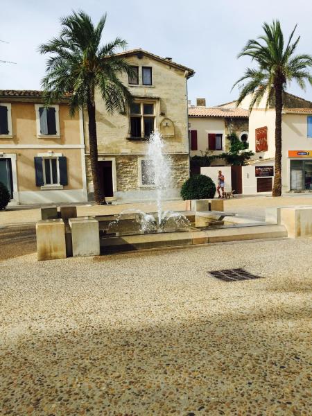 La Maison Sur La Place Dans Aigues Mortes - Saint-Laurent-d'Aigouze