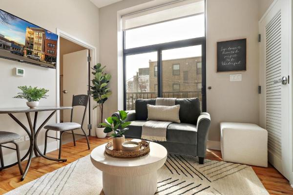 Splendid & Fully Furnished 1br Apartment - Broadway 204 Rep - Hollywood Park - Chicago