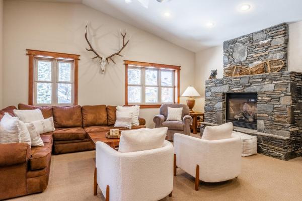 Newly Updated Red Slate 4 Is A 4 Bedrm 3 Full Bathrm Townhome Close To Canyon Lodge That Sleeps 10 - June Lake, CA