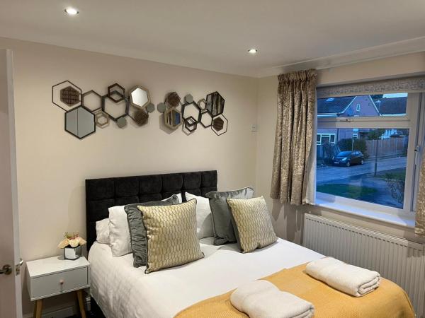 Aisiki Living Apartments At Stanmore, 3-bedroom & 1-bathroom With Additional Wc, Single Or Double Beds, Pet-friendly Flat, With Free Wi-fi And Parking Space - Harrow